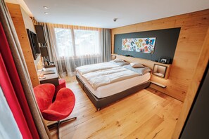 Quarto Duplo ou Twin Superior, varanda | Roupa hipoalergénica, edredões de penas, minibar, cofre no quarto 