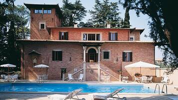 Piscina exterior sazonal, guarda-sóis, espreguiçadeiras