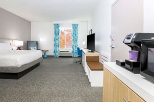 Secretária, ferro/tábua de engomar, berços/camas para crianças grátis 