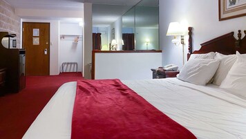 Quarto, 1 cama King, para não fumantes, banheira de hidromassagem | Escrivaninha, Wi-Fi de cortesia, roupa de cama, despertadores