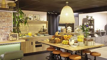 Café da manhã com buffet todos os dias (EUR 14.90 por pessoa)