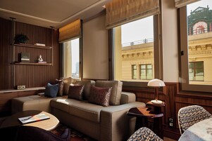 Roupa de alta qualidade, minibar, cofre com capacidade para portátil 