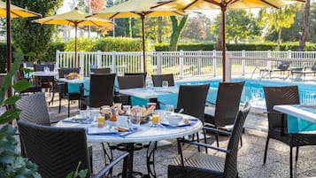 Serviço de café da manhã, culinária francesa, vistas para a piscina