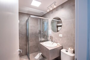 Quarto casal | Banheiro | Chuveiro, produtos de toalete grátis, secador de cabelo