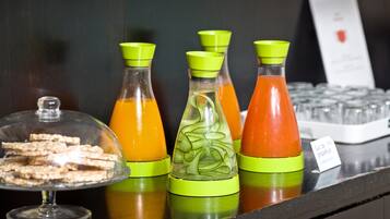Buffet com diversos alimentos e bebidas.