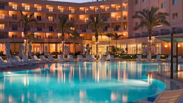 Piscina exterior, espreguiçadeiras