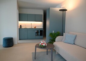 Suite de Luxo, varanda, vista para o lago | Sala de estar | Televisor 