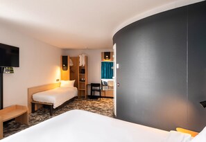 Quarto Quádruplo, não fumadores | Roupa de alta qualidade, cofre no quarto, secretária 