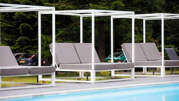 Piscina externa, guarda-sóis, espreguiçadeiras