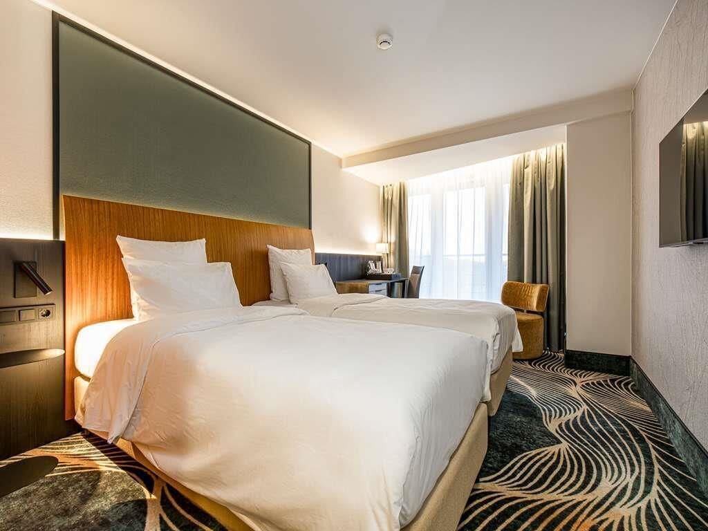 Quarto Clássico, 2 camas individuais | Cofre no quarto, secretária, quartos insonorizados 