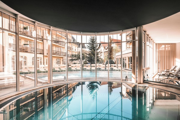 3 piscinas interiores, piscina exterior, guarda-sóis, espreguiçadeiras