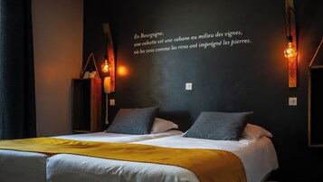 Quarto duplo | Cofres nos quartos, escrivaninha, quartos à prova de som