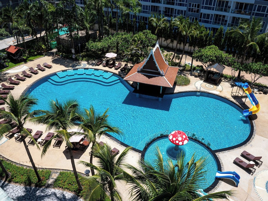 Piscina exterior, guarda-sóis, espreguiçadeiras