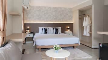 Corner Suite with Balcony | 1 quarto, minibar, cofre no quarto, secretária