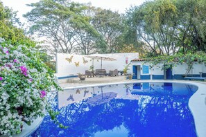 Piscina externa, espreguiçadeiras