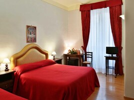 Minibar, cofre no quarto, secretária, quartos insonorizados