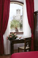 Minibar, cofre no quarto, secretária, quartos insonorizados 