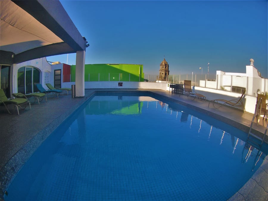 Piscina externa, funciona das 8h30 às 20h, espreguiçadeiras