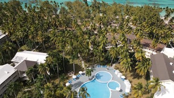 3 piscinas exteriores, da(s) 9:00 à(s) 19:00, toldos gratuitos