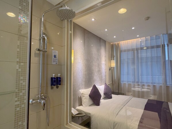 Quarto Superior, 1 cama queen-size | Casa de banho | Produtos de higiene exclusivos, um secador de cabelo, roupões, chinelos 