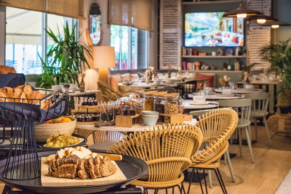 Café da manhã com buffet todos os dias mediante uma taxa