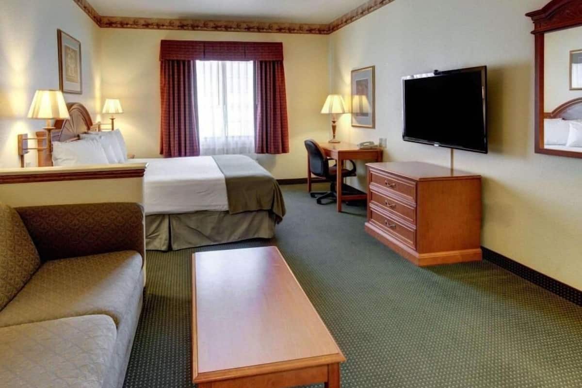 Escrivaninha, ferros/tábuas de passar roupa, roupa de cama