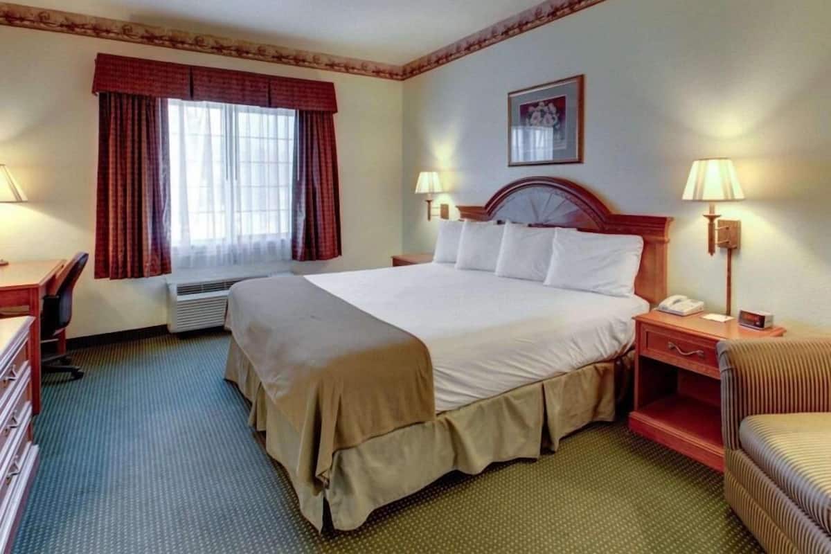 Escrivaninha, ferros/tábuas de passar roupa, roupa de cama