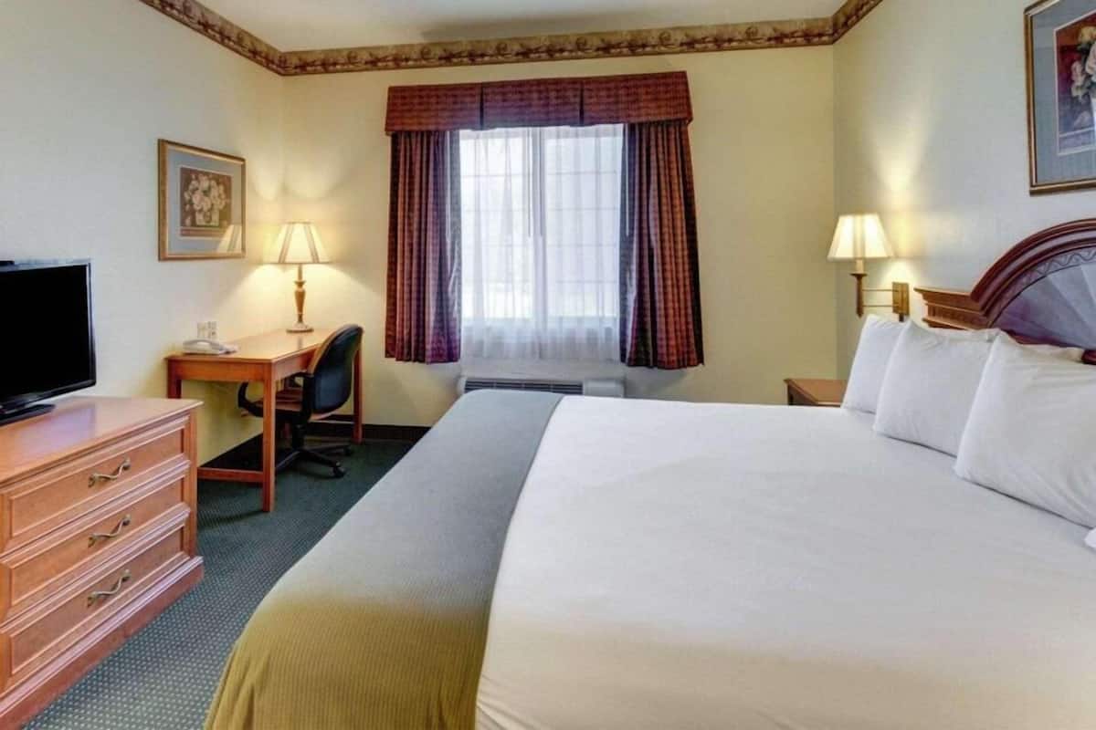 Escrivaninha, ferros/tábuas de passar roupa, roupa de cama