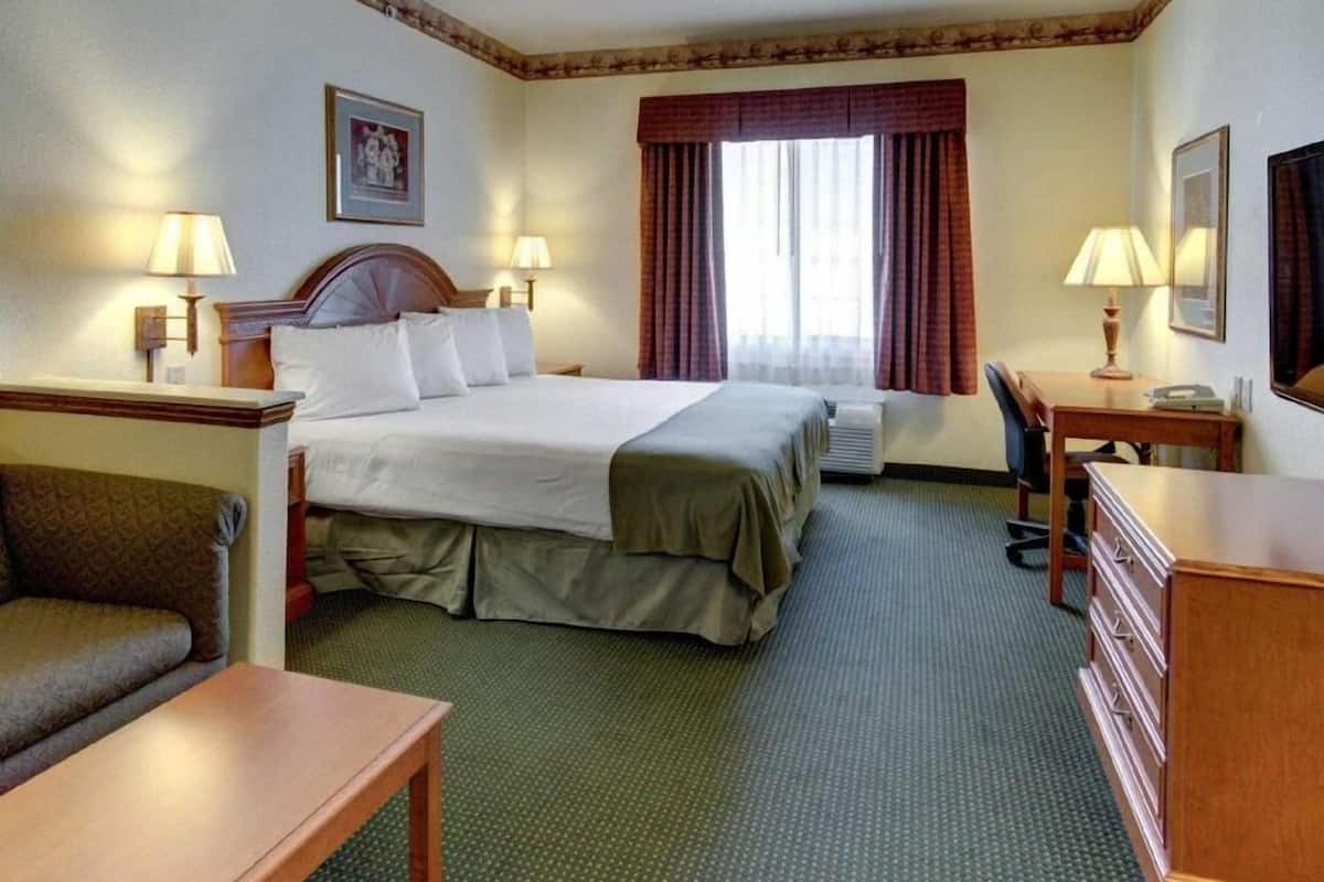 Escrivaninha, ferros/tábuas de passar roupa, roupa de cama