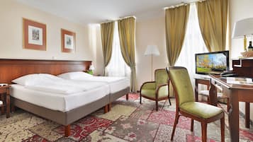 Cofre no quarto, secretária, berços/camas para crianças grátis