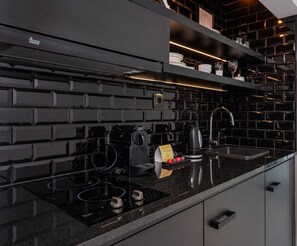 Um frigorífico, um micro-ondas, uma placa de cozinha, uma torradeira 