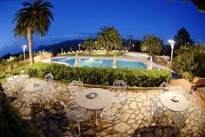 2 piscinas exteriores, guarda-sóis, espreguiçadeiras 