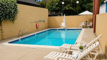 Piscina exterior sazonal