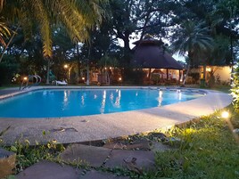 Piscina externa, espreguiçadeiras