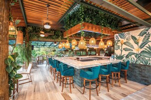 Pequenos-almoços, almoços, jantares servidos, cozinha internacional 