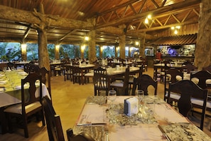 Café da manhã, almoço e jantar; culinária internacional