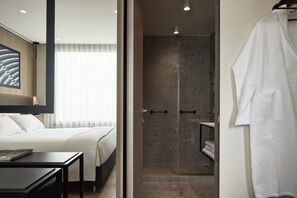 Roupa hipoalergénica, minibar, cofre com capacidade para portátil 