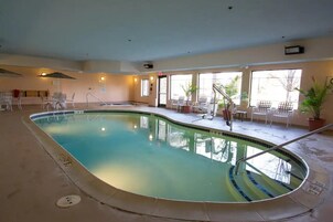 Piscina interior, espreguiçadeiras 