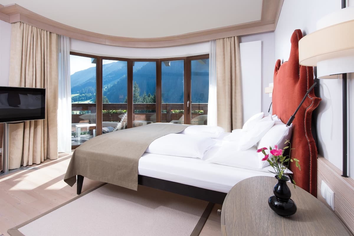 Suite, varanda, vista para a montanha | 1 quarto, roupa hipoalergénica, edredões de penas, minibar grátis