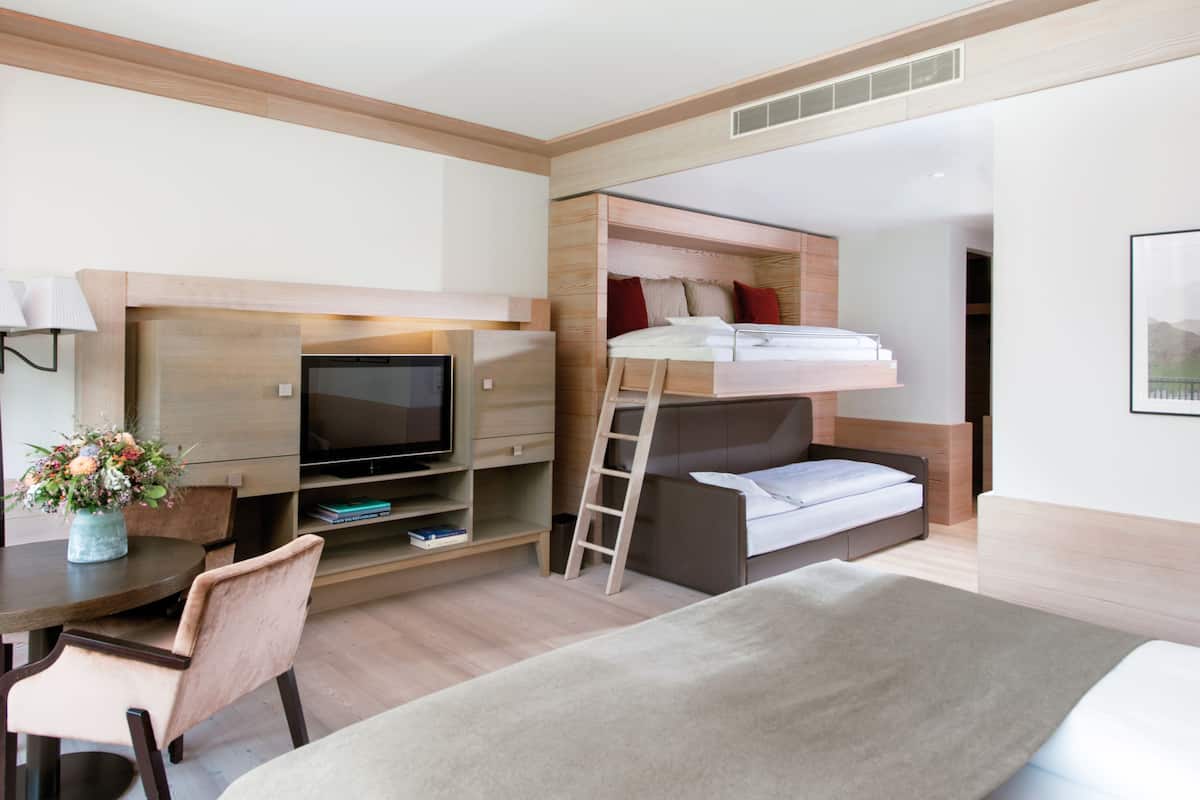 Quarto Familiar, 1 quarto, não fumadores | 1 quarto, roupa hipoalergénica, edredões de penas, minibar grátis