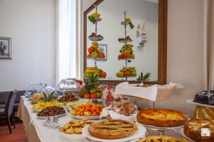 Café da manhã com buffet grátis todos os dias