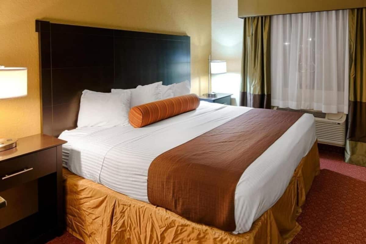 Roupas de cama premium, cofres nos quartos, escrivaninha