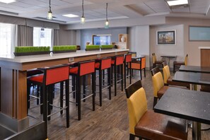 Café da manhã com buffet grátis todos os dias