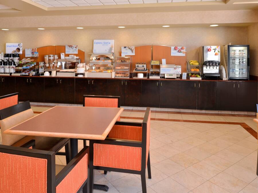 Café da manhã com buffet grátis todos os dias
