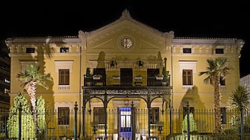 Fachada da propriedade à noite