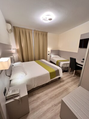 Quarto Triplo | Lençóis de algodão egípcio, minibar, cofre no quarto, secretária 