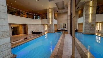 Piscina interna, piscina externa, espreguiçadeiras