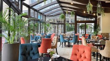 Pequenos-almoços servidos, com espaço para refeições ao ar livre