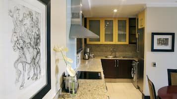 Um frigorífico, um micro-ondas, um forno, uma placa de cozinha