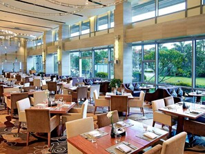 2 restaurantes: servem pequenos-almoços, almoços e jantares